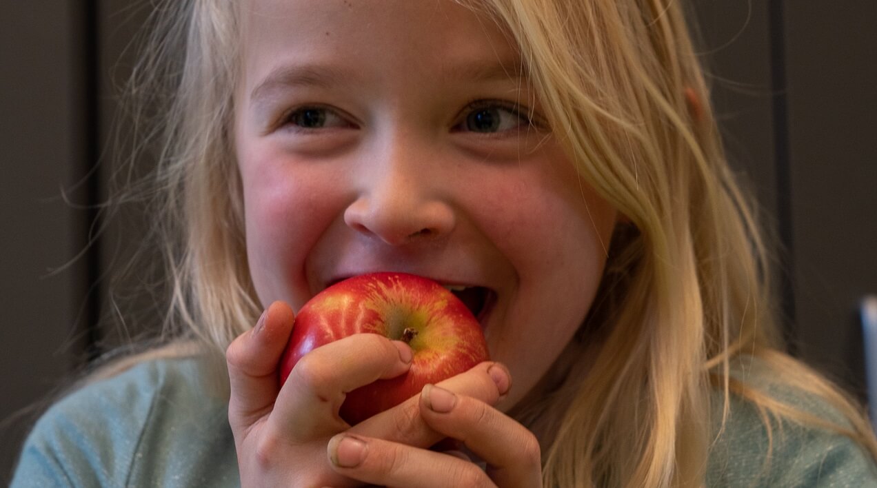 Jente med eple1 - Matjungelen